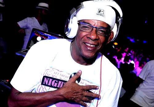 DJ Corello comanda Baile Charme no Vumbora Bar dentro do Mackenzie