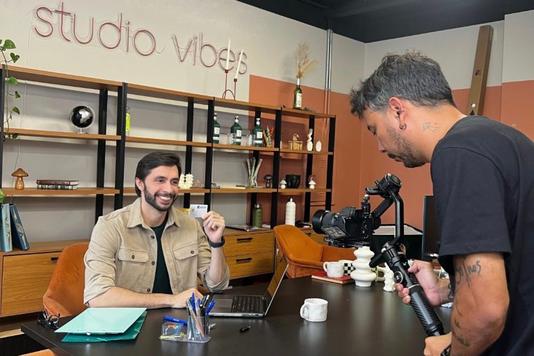 Cristhian Fernandes: Presença Marcante na Publicidade